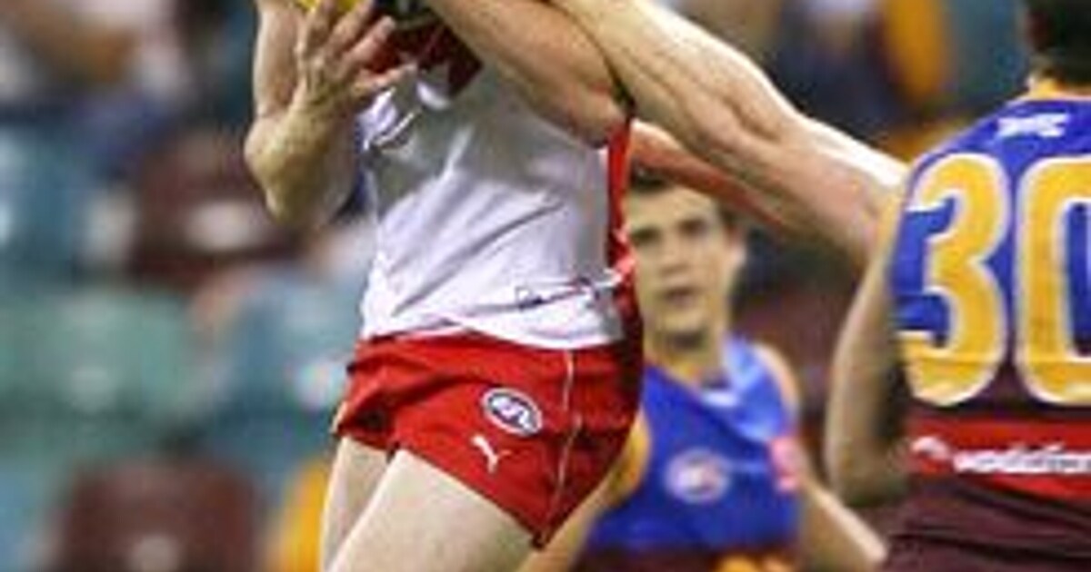 Roos backs battling Hall