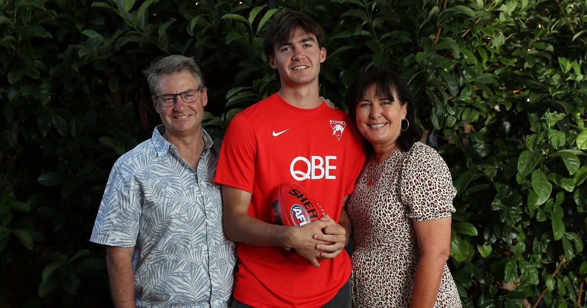 Sydney Swans secure key forward and local duo