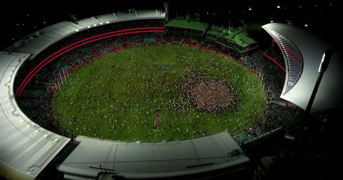 Extraordinary angles of the crowd swarm