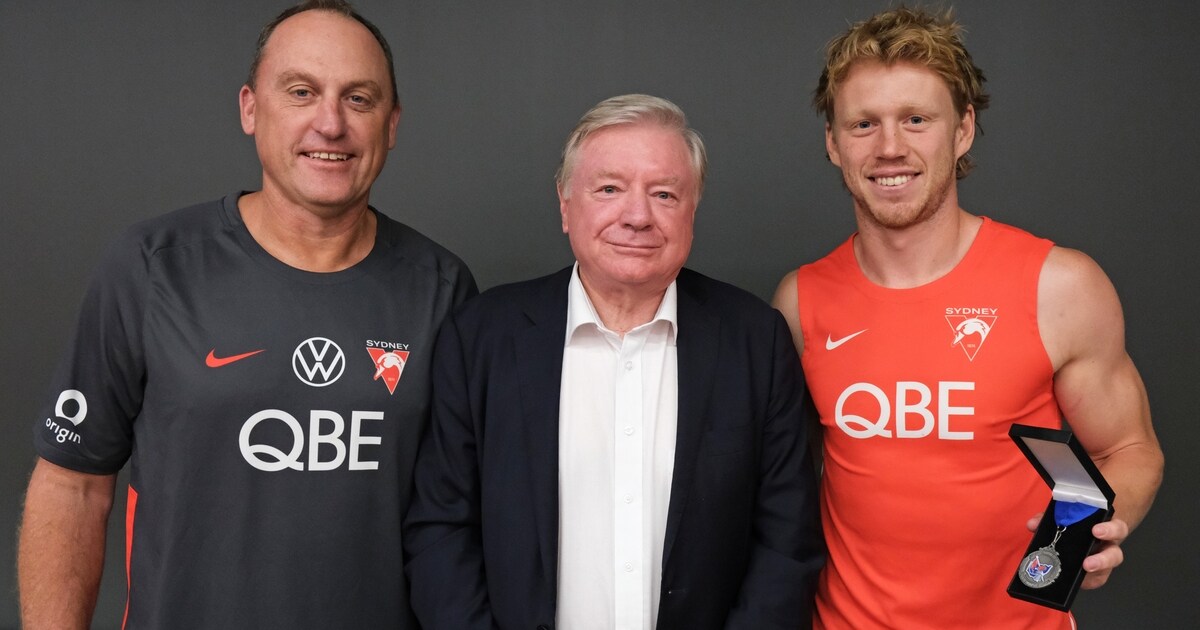 Mills receives Carey Bunton Medal