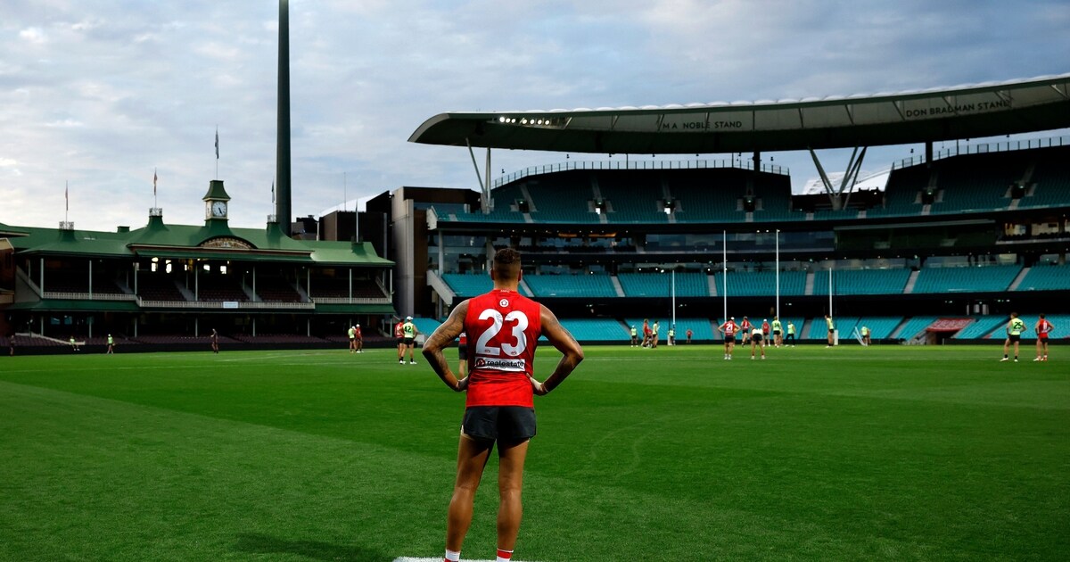 GALLERY: Swans under lights at SCG