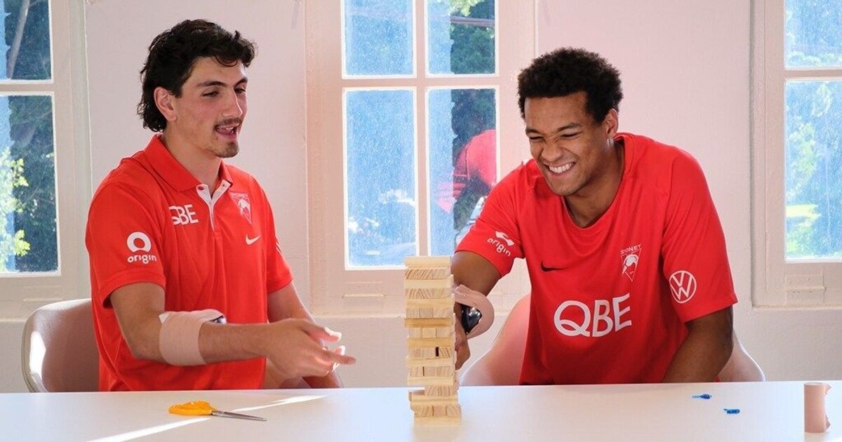 Juzzy and Joel play Shock Jenga