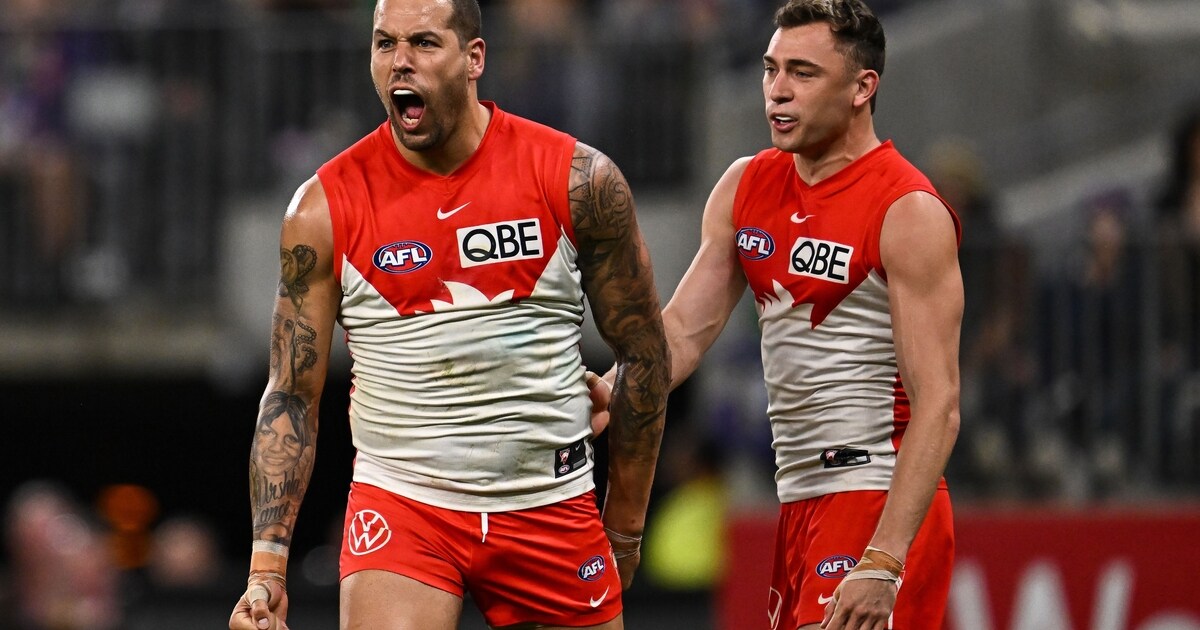 Swans keep finals dream alive as Freo's hopes fizzle out