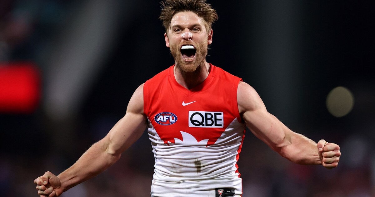 Last two mins: Incredible late surge sees Swans overrun Magpies