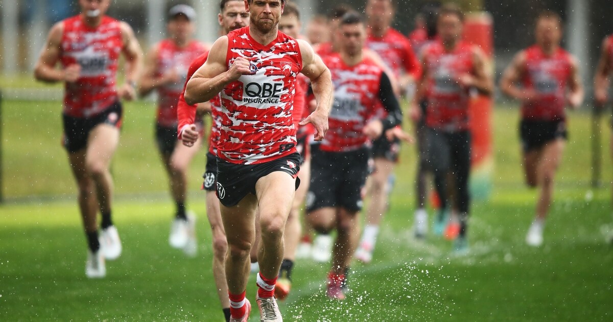 Gallery: Wet weather footy ahead of Round 24